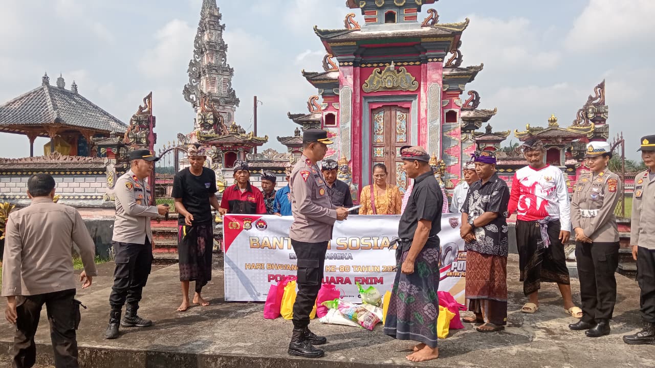Gelar Bansos dan Baksos di Pura Bali Agung Air Talas