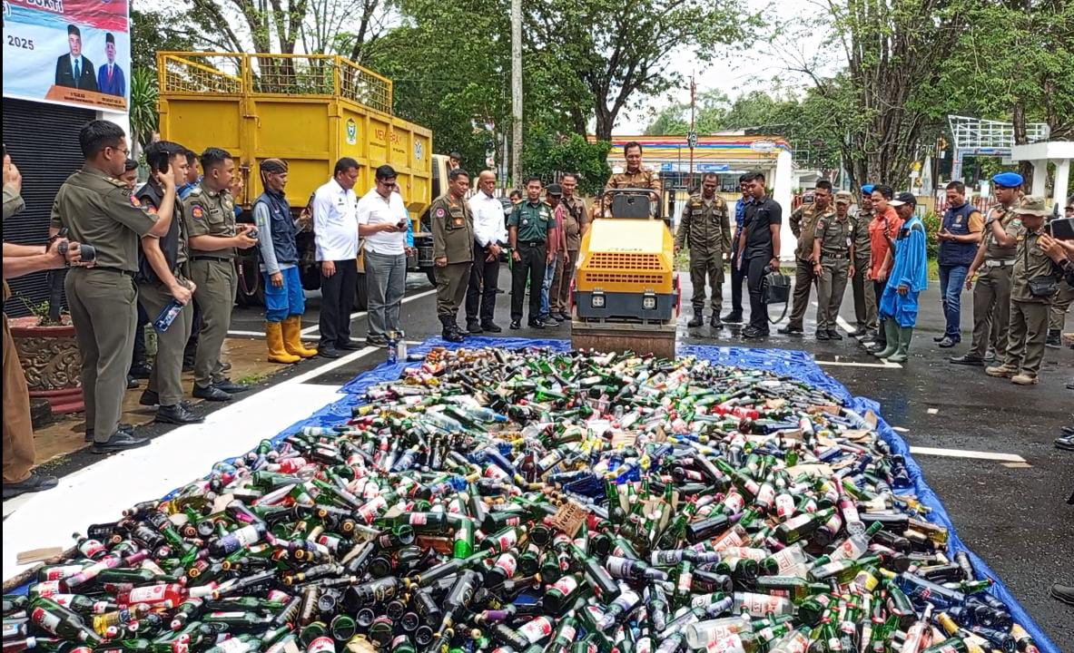Satpol PP Muara Enim Musnahkan 2.220 Botol Minuman Keras